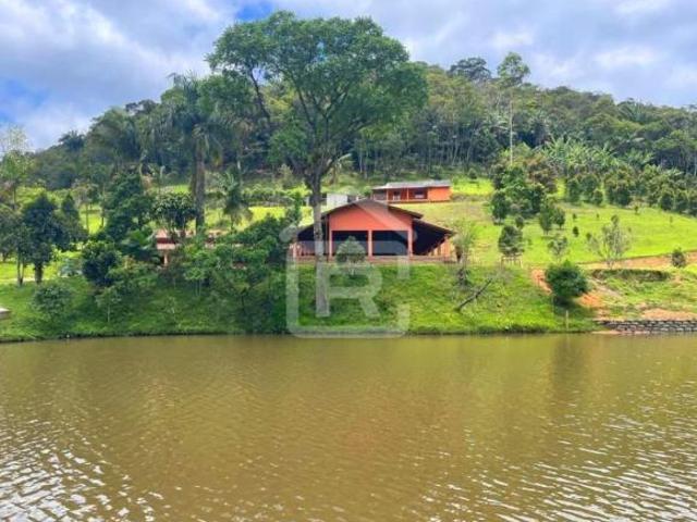 Belíssimo Sitio com lago á venda