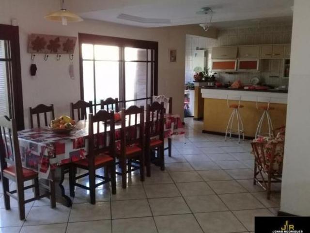Belíssima casa 4 dormitórios no centro de Tramandaí