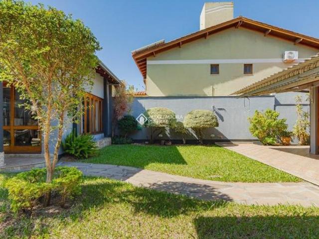 Belíssima casa térrea com 274m², sendo 2 dormitórios, com 1 suítes, 3 vagas