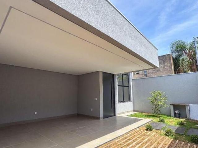 Belíssima Casa Térrea á venda com 3 suítes no bairro jardim Botânico/Granada em Uberlândia