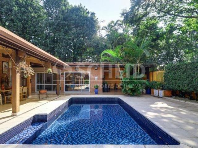 Belíssima casa térrea à venda, com 4 quartos e 5 vagas de garagem