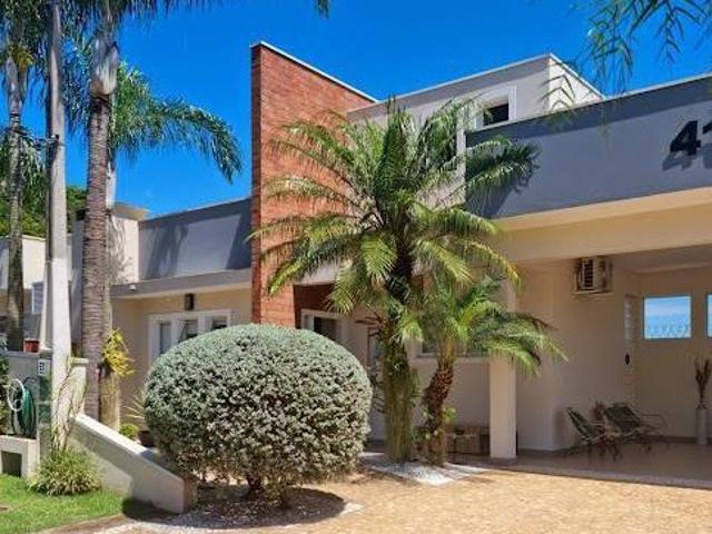 Belissima casa terrea à venda no Condominio Jardim das Palmeiras com piscina