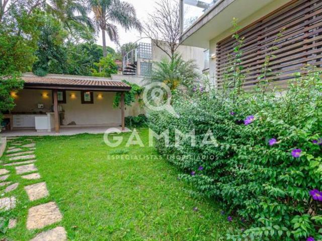 Belíssima casa térrea à venda no Pacaembu, com muita área verde, espaço gourmet e piscina