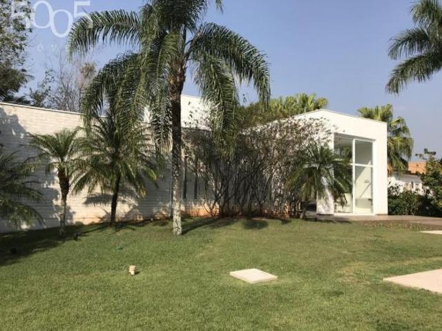 Belíssima casa à venda no Condomínio Terras de São José I com 850m² de área construída, sendo incrív