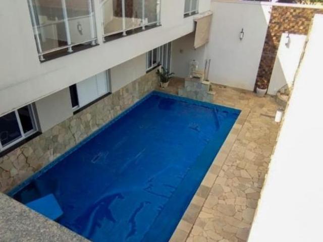 Belíssima casa à venda no Jardim do Éden