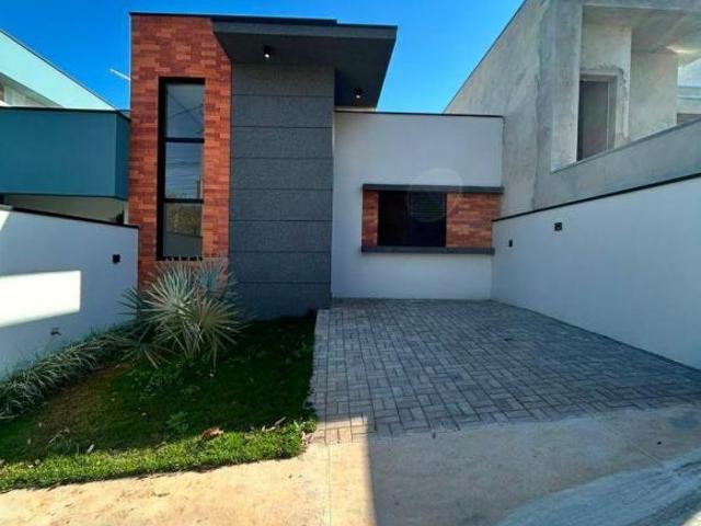 Belíssima casa à venda no Reserva dos ypes II