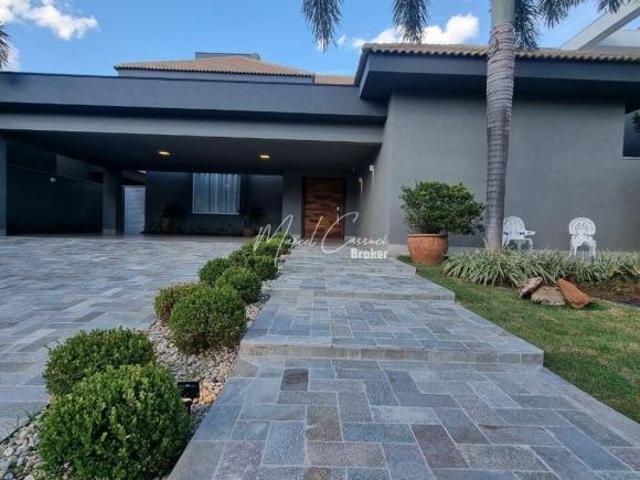 Belíssima casa à venda com 4 suítes, sendo 1 suíte máster com closet, área Gourmet ampla, piscina aq