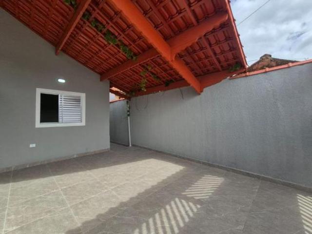 Belissima casa á venda em Mongaguá SP com piscina!