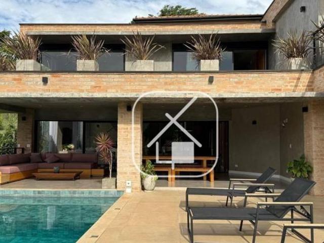 Belíssima casa à venda em Guararema