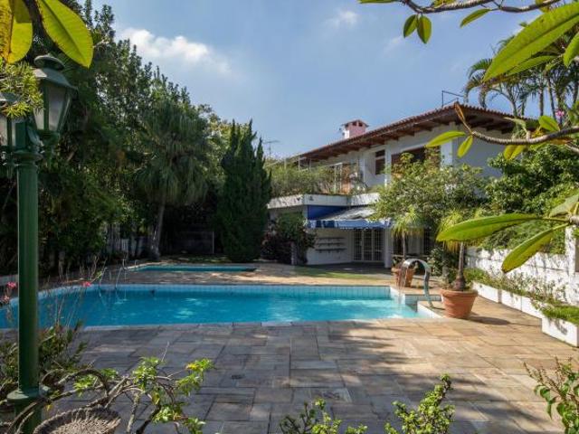 Belissima casa alto padrão em rua fechada p/venda c/678m2 e 04 suites Morumbi