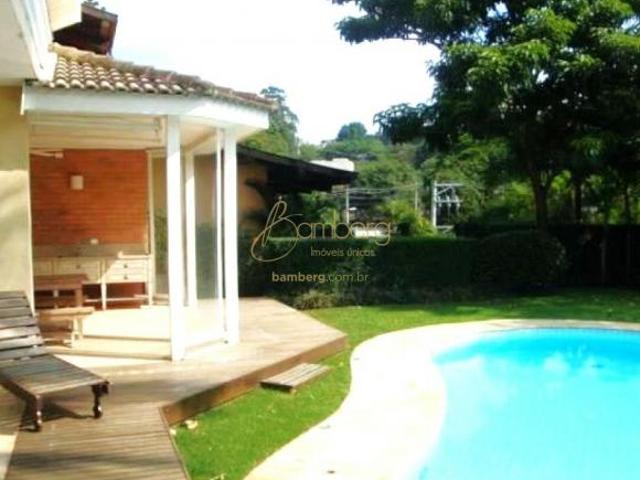 Belíssima casa, ampla e em ótima localização. Confira!