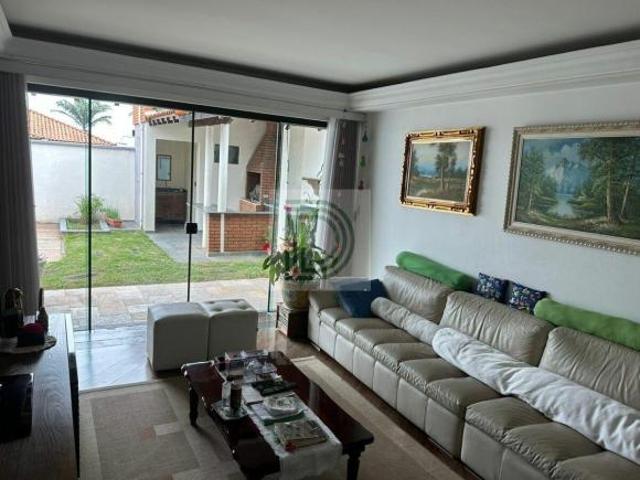 Belíssima casa com 4 dormitórios, sendo 2 suítes com closet e terraço