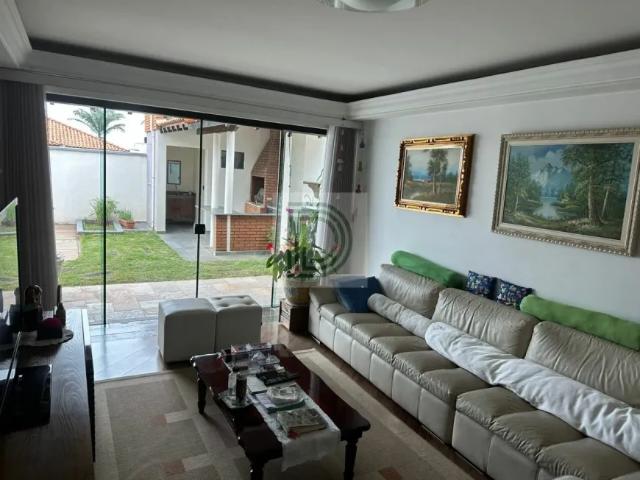 Belíssima casa com 4 dormitórios, sendo 2 suítes com closet e terraço