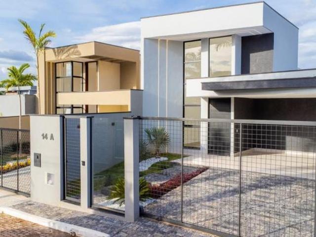 Belíssima casa com 4 suítes em Arniqueiras