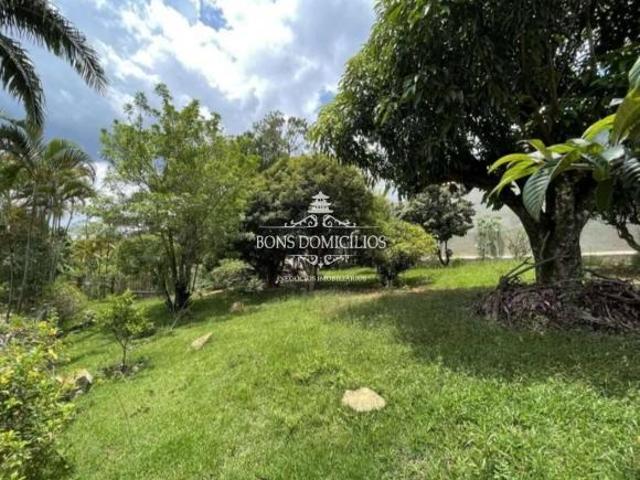 Belíssima casa com 650m de área útil e 6 dormitórios no condomínio Granja Viana 2