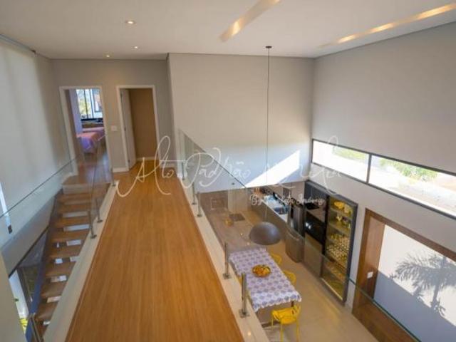 Belíssima casa, com destaque para os finos detalhes Alto Padrão