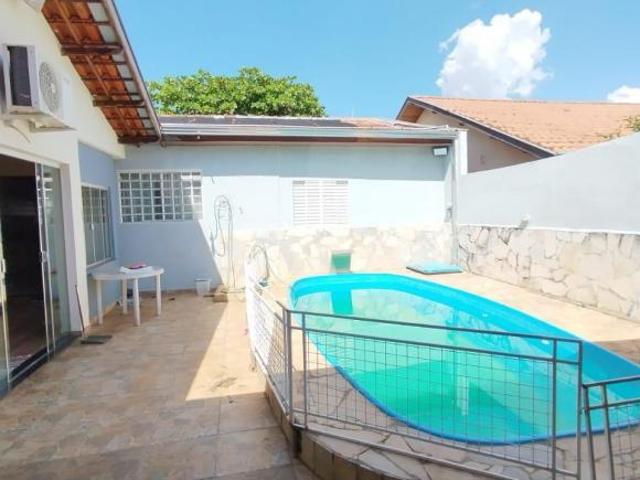 BELISSIMA CASA COM PISCINA PRÓXIMO AO CENTRO