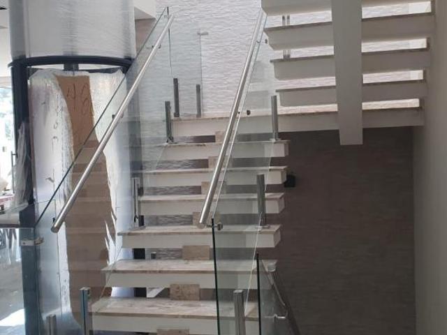Belíssima casa Condomínio Mogi das cruzes sp 3 andares c/ elevador