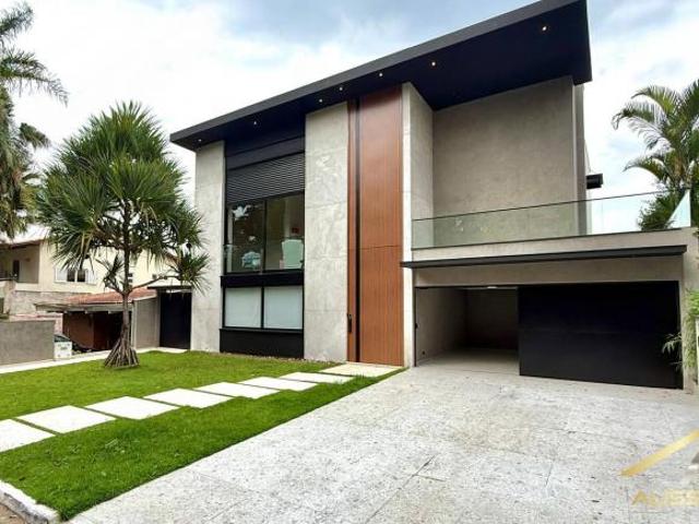 Belíssima Casa de 500m², 4 Quartos, 4 Suítes, 6 Vagas no Cond. Alpha II