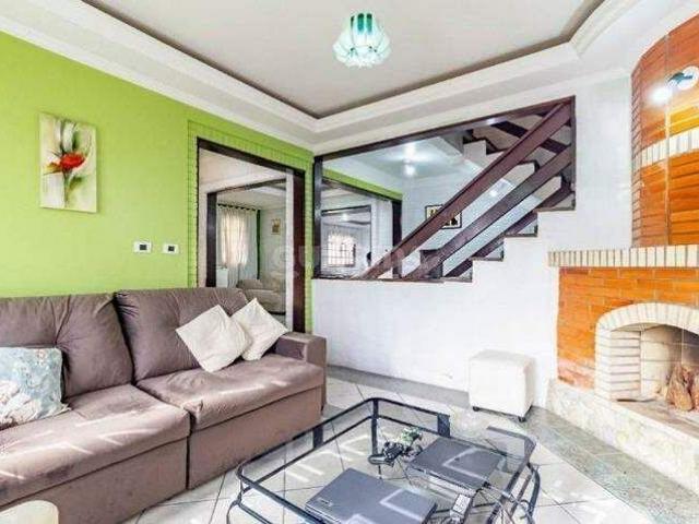 Belíssima casa de 574m², composta de 03 dormitórios, 02 suítes e 8 vagas de garagem. COD: 18015