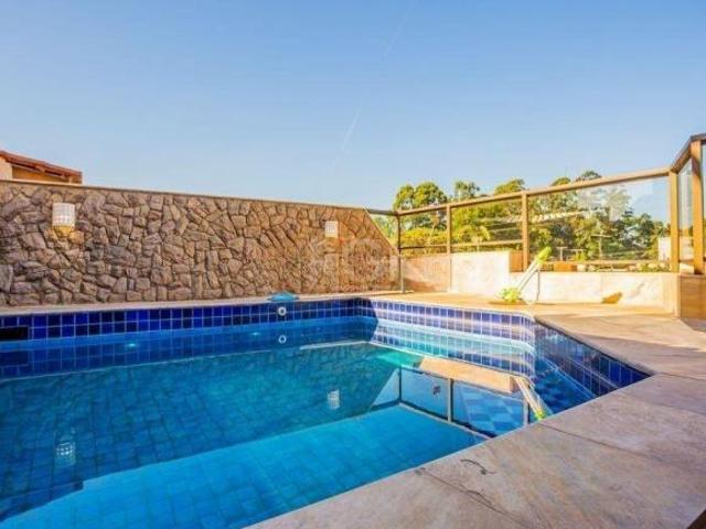 Belíssima casa de 375m² e 04 dormitórios sendo 01 suíte