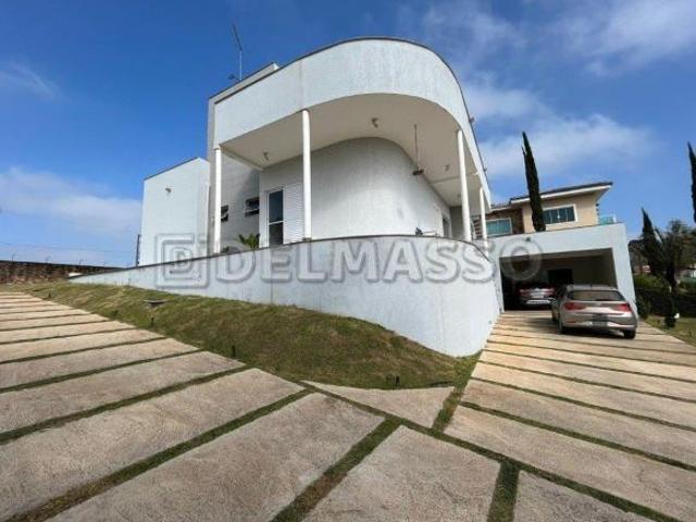 Belíssima casa de alto padrão em condomínio próximo ao centro!