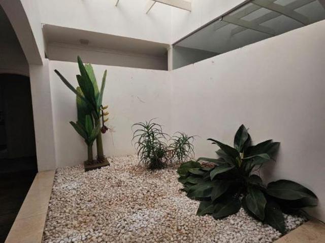 BELÍSSIMA CASA DE ESQUINA À VENDA – RESIDENCIAL 6