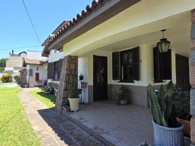Belíssima casa de esquina, em estilo colonial com 277m2 de área privativa, terre