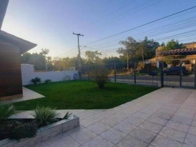Belissima Casa de Madeira Nobre com Pátio e Piscina