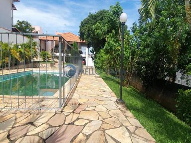 Belíssima casa de padrão alto estilo de campo com piscina e 3 quartos próximo ao centro de São Lou