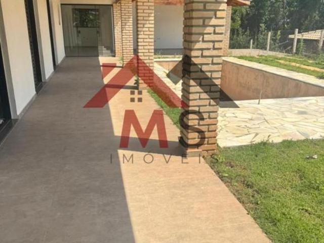 Belíssima casa dentro de condomínio