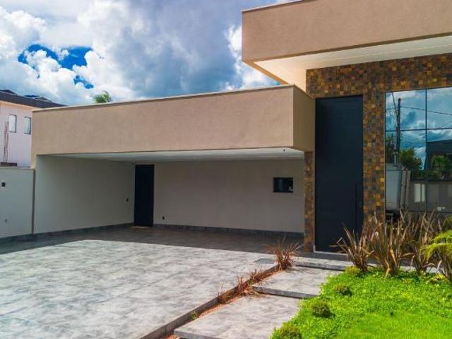 Belíssima Casa Disponível para Venda em Condomínio na Rua 5 em Vicente Pires
