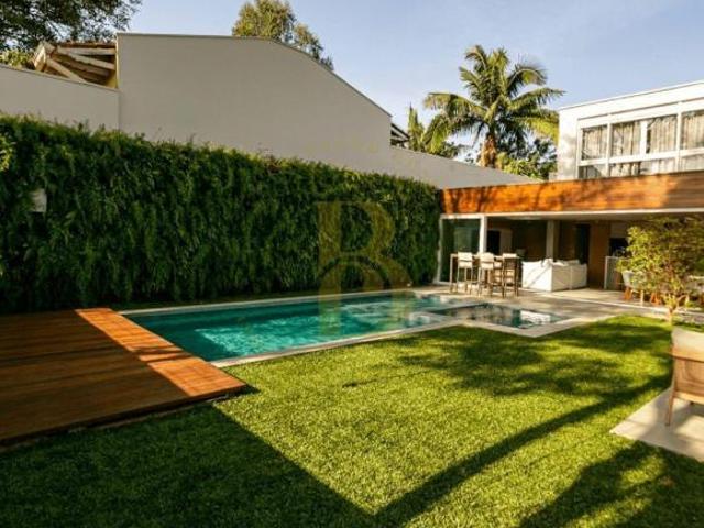 Belíssima casa em condomínio, com total segurança, localizada no Campo Belo