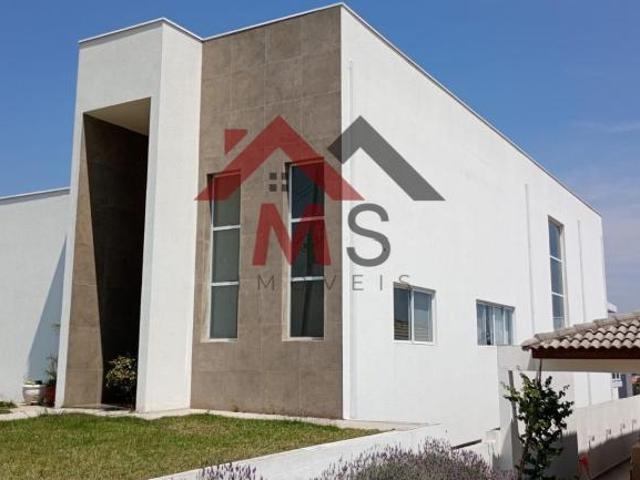 Belíssima casa em condomínio de alto padrão!