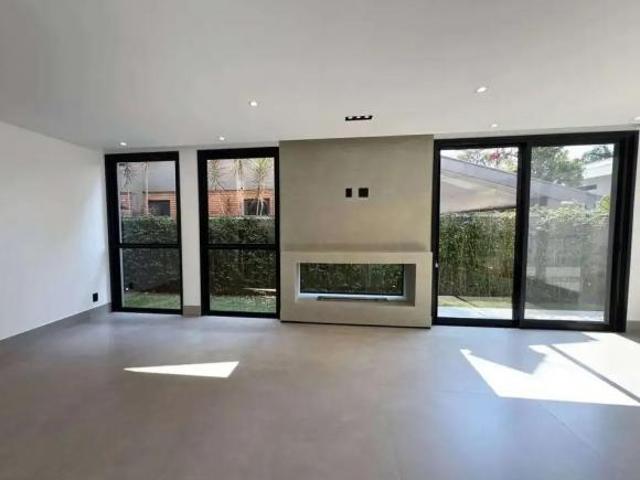 Belíssima Casa em condomínio fechado em Alphaville, suítes, 240m²