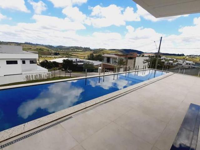 Belíssima casa em condomínio, 4 suítes, 4 vagas, piscina Alphavil