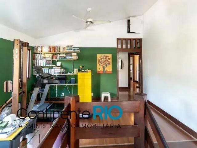 Belíssima casa em rua com guarita possui 400m² 870m² terreno 3 quartos e um escritório