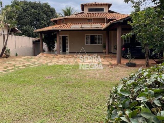 BELÍSSIMA CASA ESTILO COLONIAL NA RUA 8, LAJE, CONDOMÍNIO FECHADO, 800M