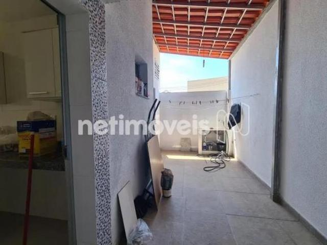 Belíssima casa geminada em condomínio à vendaLocal: Bairro Ressaca