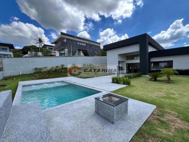 Belíssima casa moderna, no residencial Porta do Sol