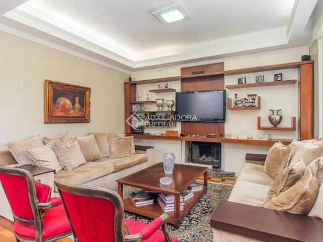 Belíssima casa no bairro Petrópolis