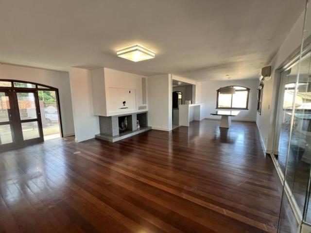 Belíssima casa no Bairro Tristeza com 645m²