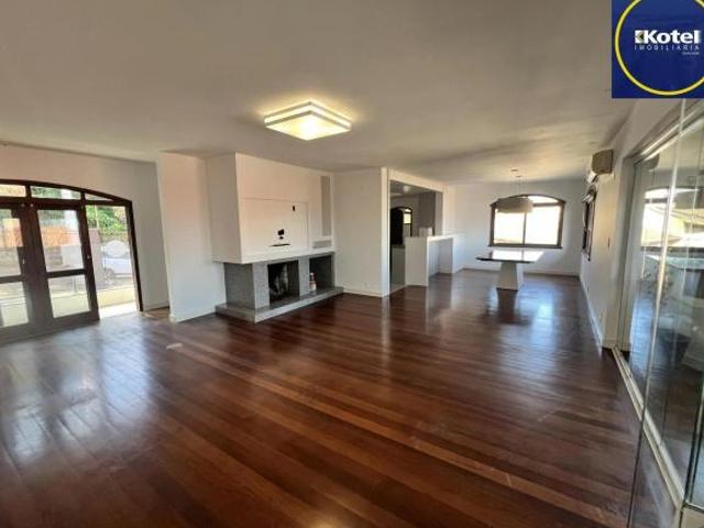 Belíssima casa no Bairro Tristeza com 645m²