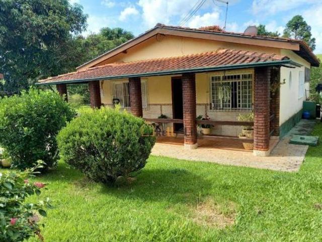 Belíssima chácara com 3.700m, apenas 5 km do centro, de frente para o asfalto. Tem 3 dormitórios, sa