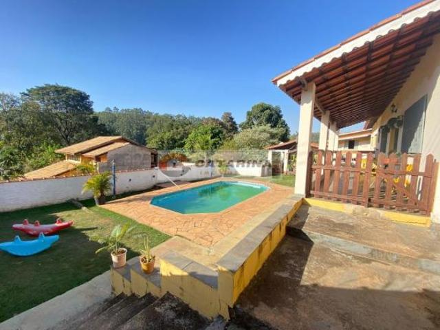 Belíssima chácara com excelente localização pertinho do asfalto