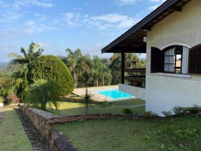 Belíssima Chácara em Condomínio Fechado com 5.000m2