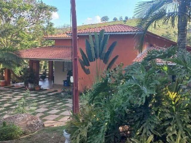 Belíssima chácara em Socorro, interior de São Paulo, com 10.000 m de área, com 02 casas, rica em águ