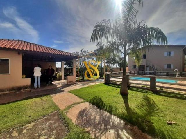 Belíssima chácara formada em condomínio com fácil acesso a Castelo Branco