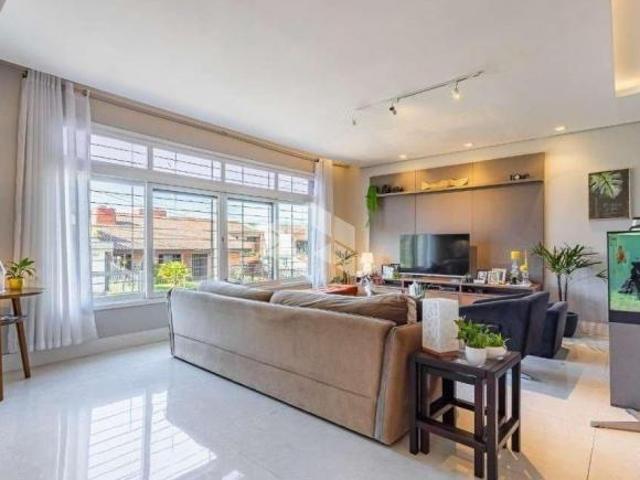 Belíssima e diferenciada casa térrea reformada, no bairro Três Figueiras, próxim