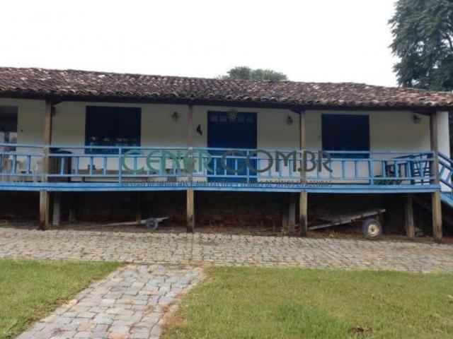 Belíssima Fazenda de 138 ha com Linda Sede antiga, muita Água e Ótima Localização